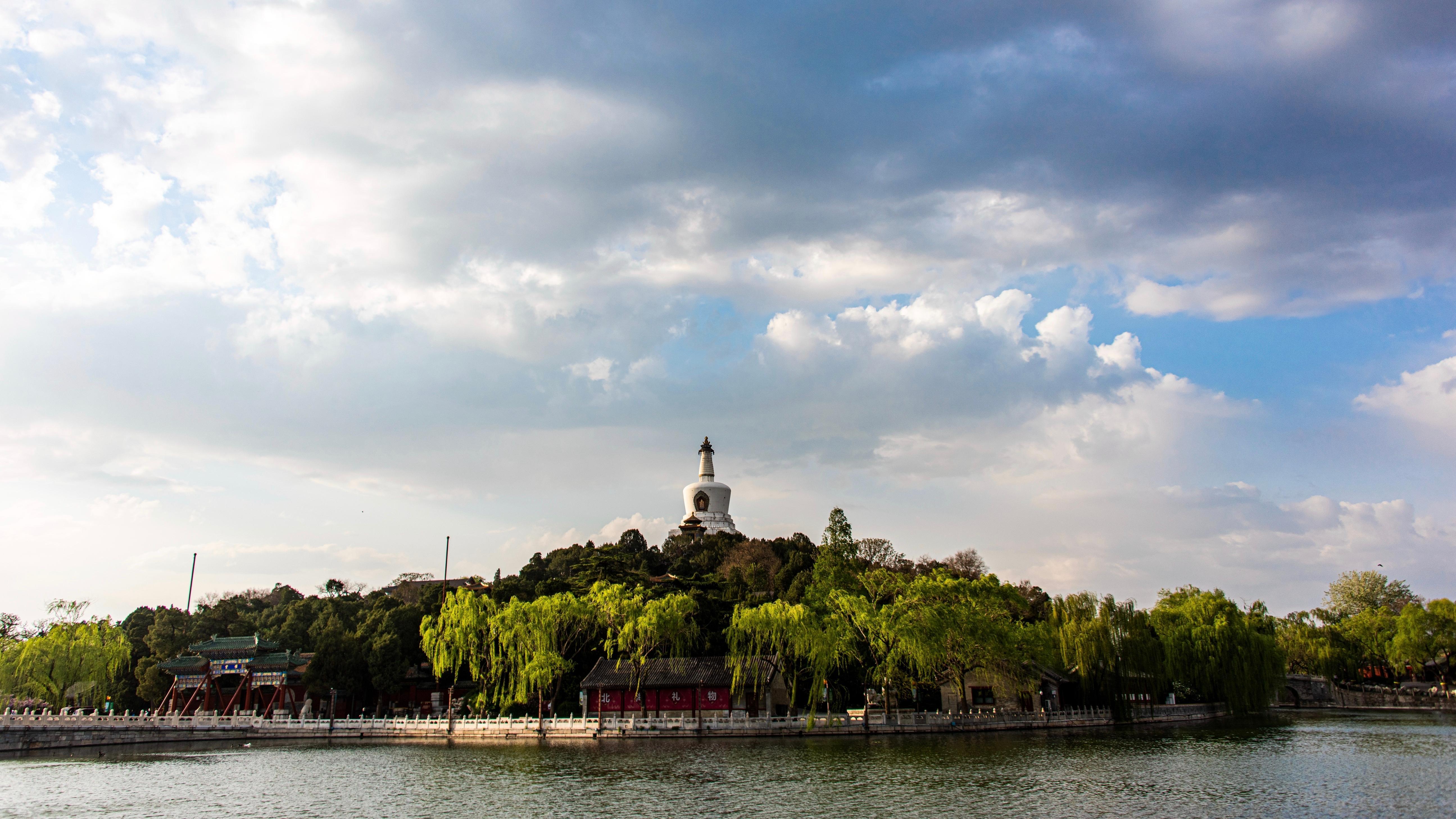 À Beijing, le parc Beihai est magnifique sous le ciel bleu et les ...