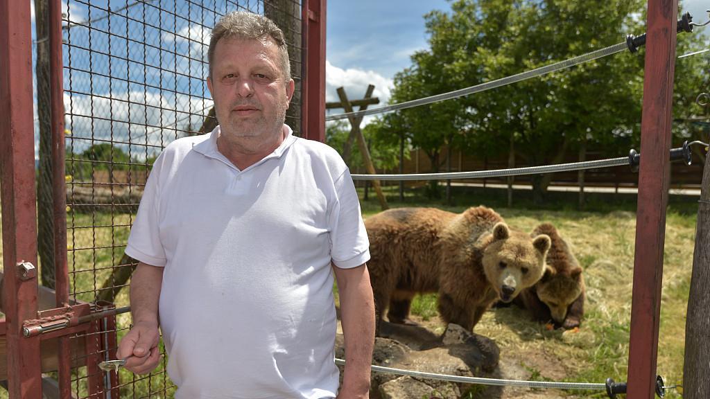Croatie : un homme vit avec deux ours depuis 17 ans et ils sont devenus ...