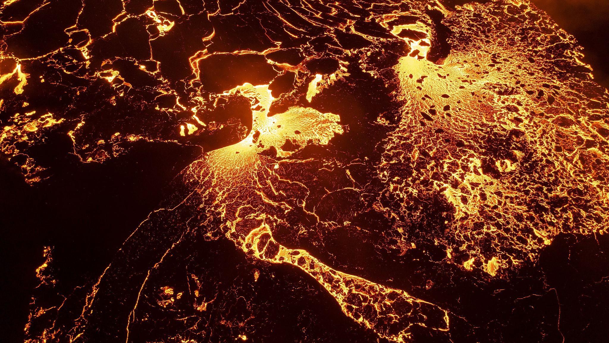Un volcan entre en éruption dans le sud-ouest de l'Islande - CGTN