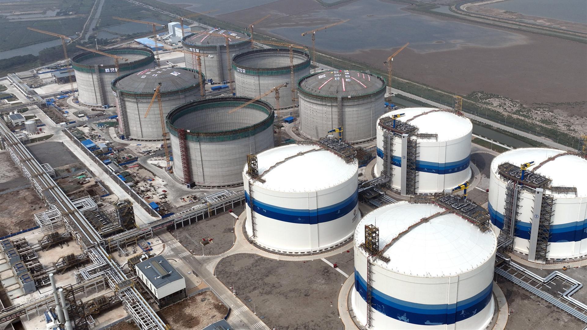 La Chine achève les toits des trois plus grands réservoirs de stockage ...