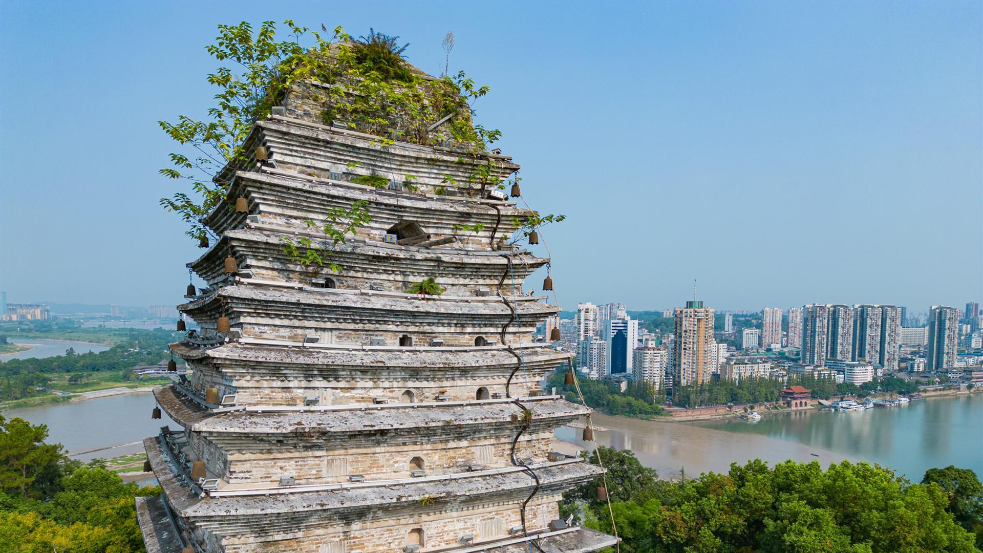 Vue aérienne de la pagode Lingbao à Leshan, qui a été construite sous ...