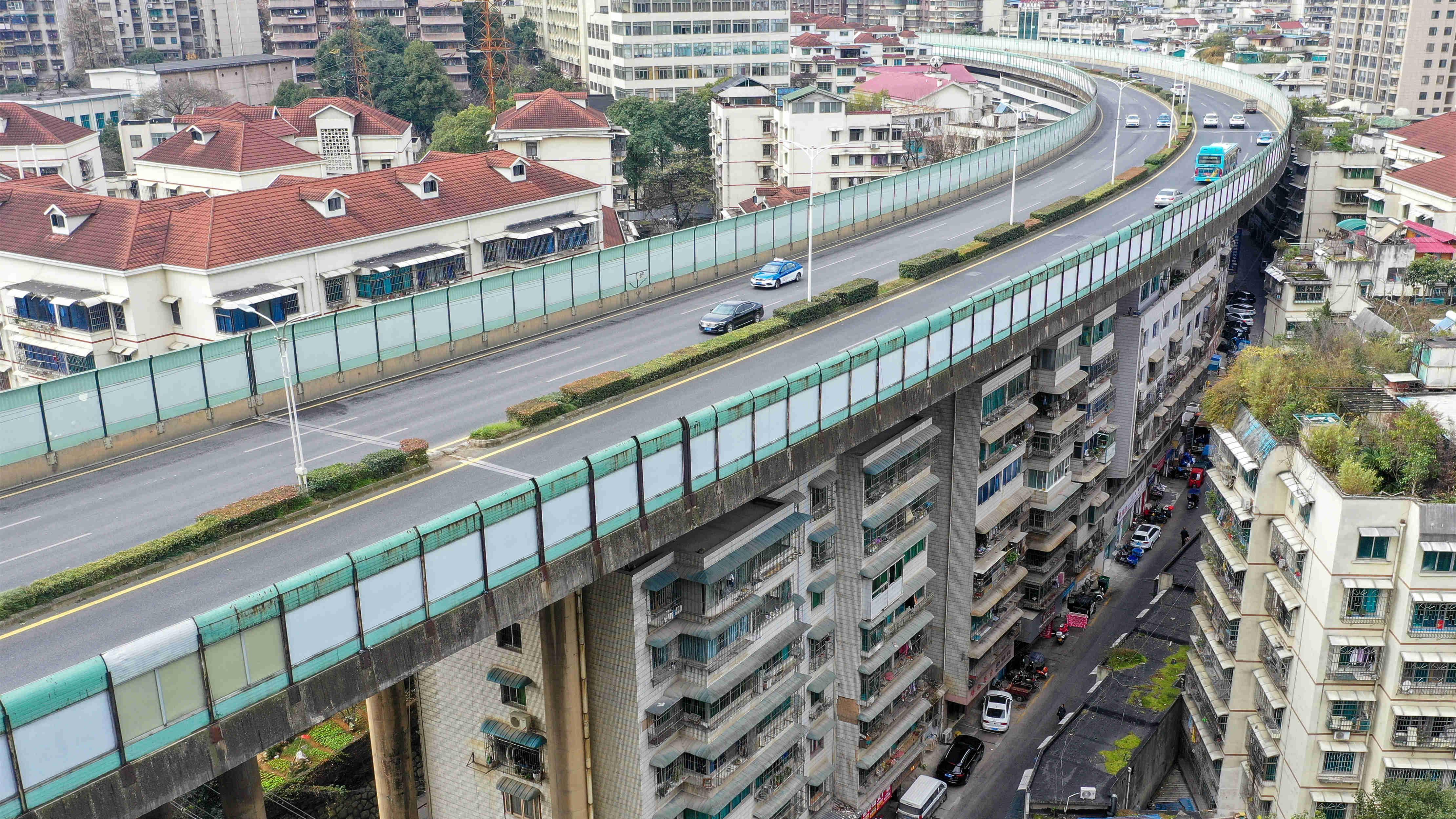 Un pont à Guiyang survole des immeubles résidentiels - CGTN